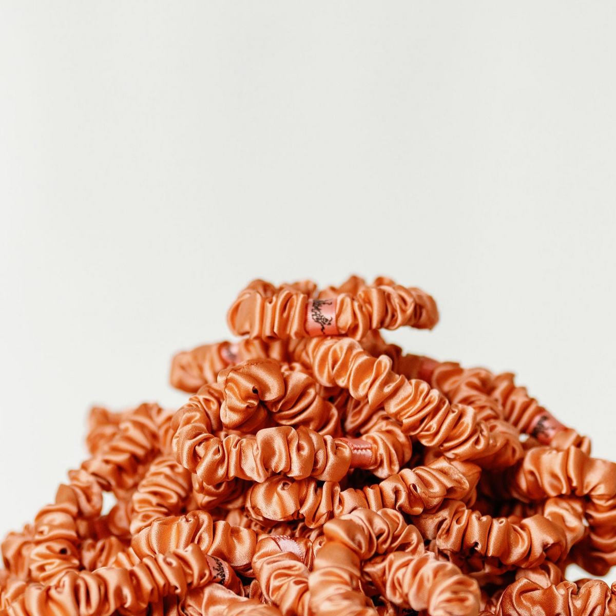 Organic Silk Small Scrunchie 3-Pack Peachy Coral – LINA LENNOX