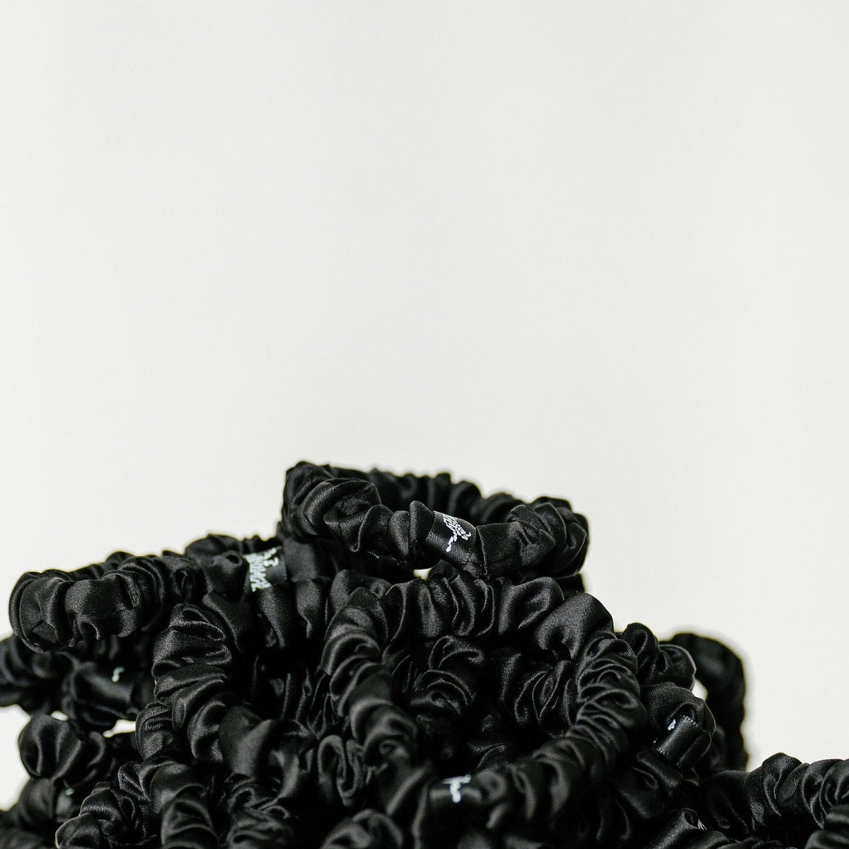 Organic Silk Small Scrunchie Onyx Black – LINA LENNOX